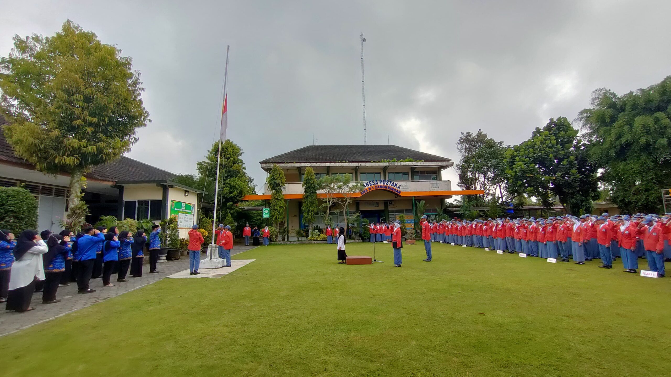 Upacara Peringatan Hari Sumpah Pemuda 2024 di SMA Negeri 1 Cangkringan ...